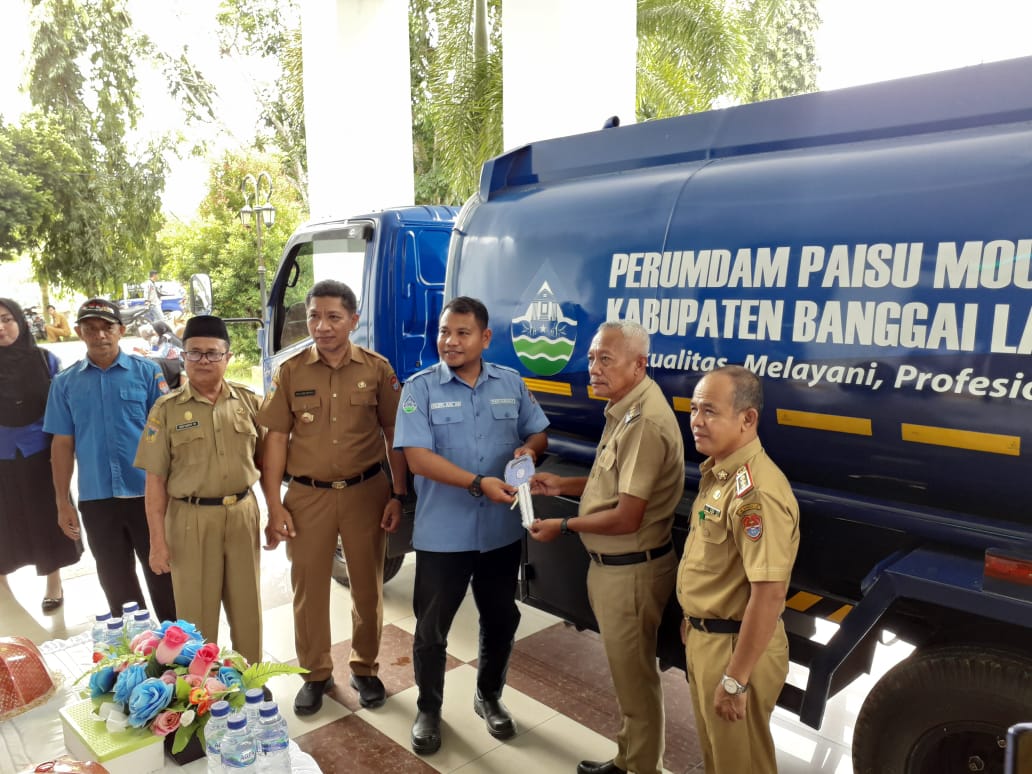Serahkan Satu Buah Mobil Tangki Air ke PDAM, Bupati : Masyarakat Bisa ...